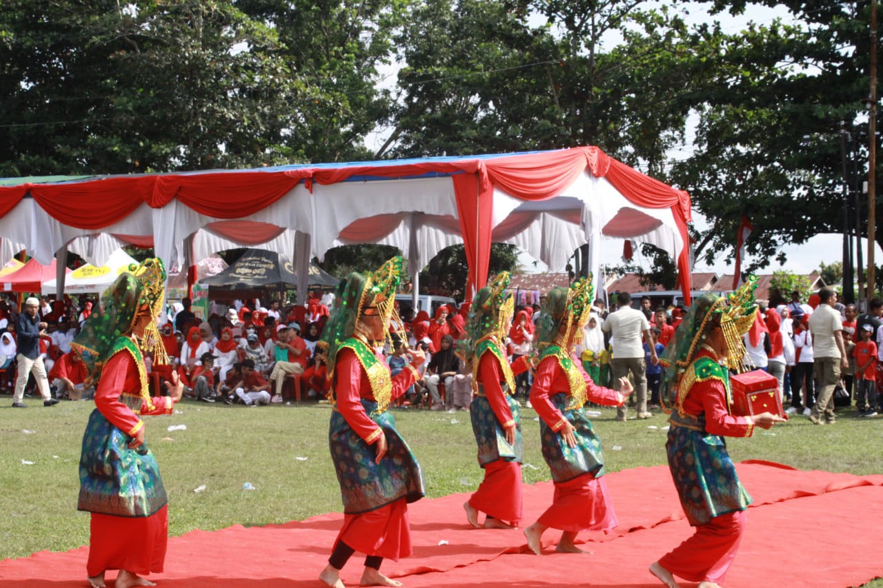 SISWA SMAN 15 PEKANBARU MENAMPILKAN TARI PERSEMBAHAN PADA ACARA GEBYAR ...